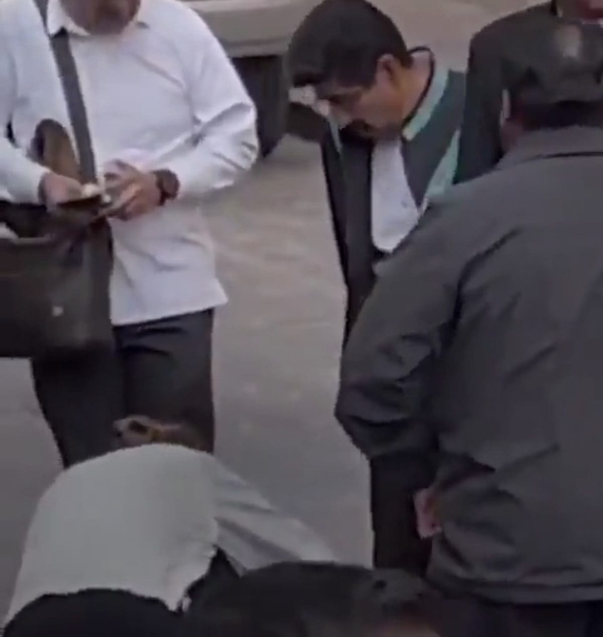 Indignación por escena en la que colaboradores lustran los zapatos al ...